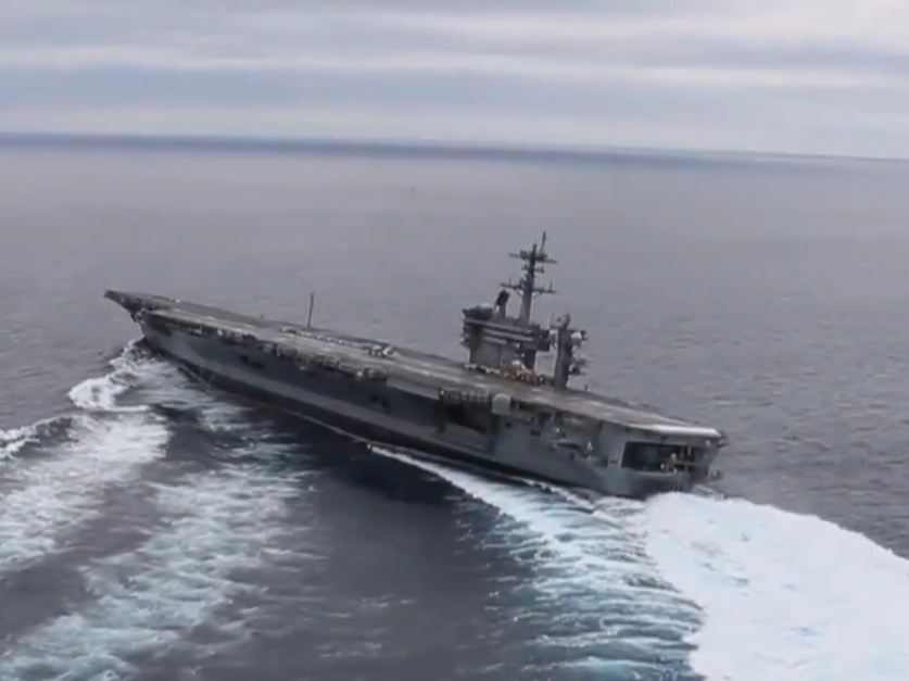 Watch this US Navy Aircraft Carrier make some Incredible High Speed turns in the Atlantic Ocean ...